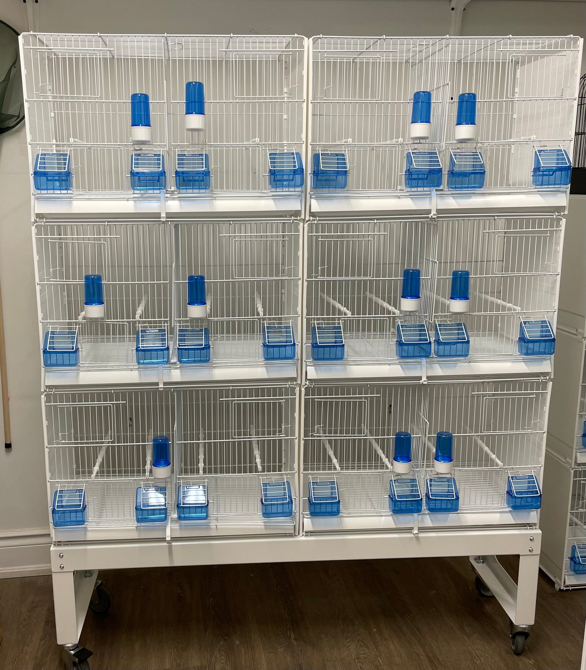 Cages — Aves Canada